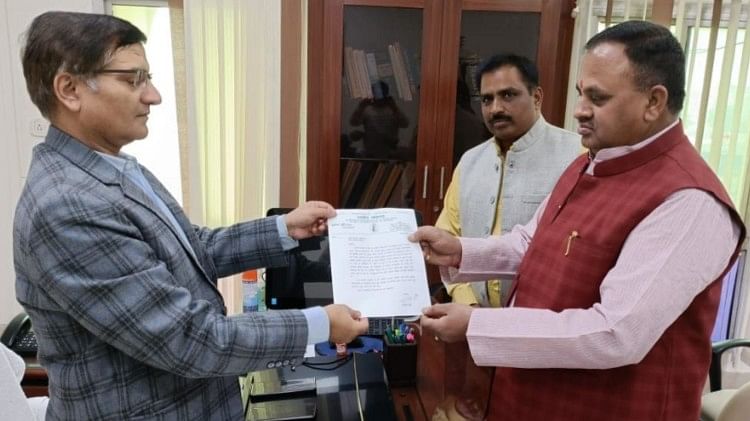 मुख्य निर्वाचन अधिकारी को ज्ञापन सौंपा खतौली उपचुनाव को लेकर रालोद ने