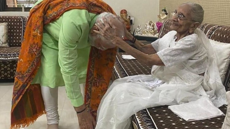 Pm Modi Meets His Mother Heeraben In Gandhinagar Takes Her Blessings ...