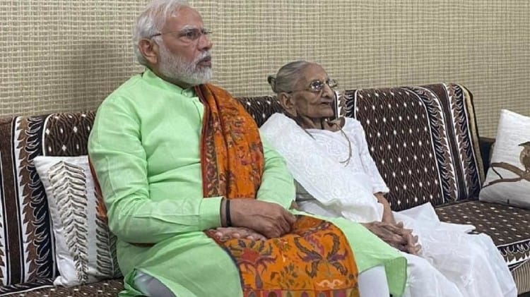Photos Modi Came To Meet Heeraben On December 4 Took Blessings See The ...