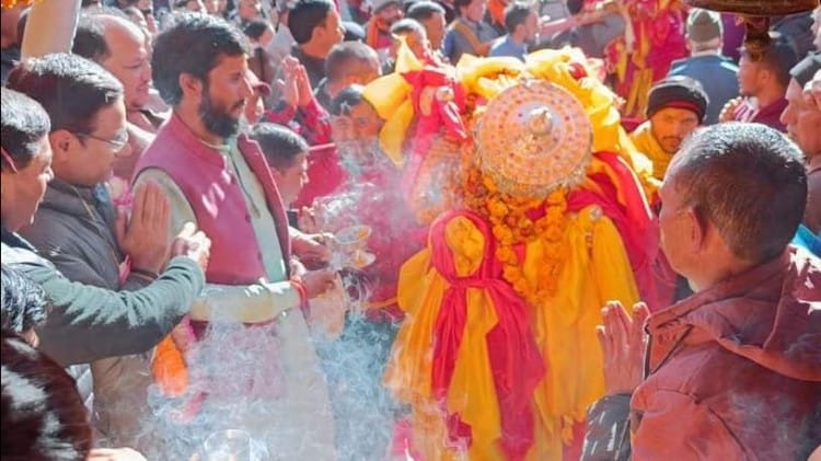 Chamoli: Meeting Of Dev Doli At Anasuya Temple Gate, Devotees Become ...