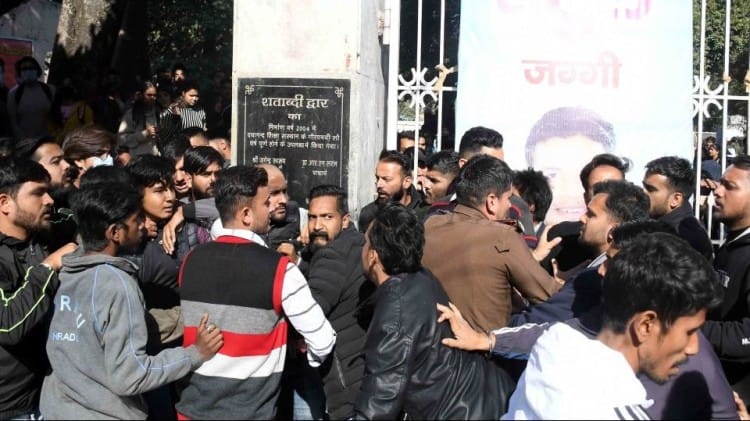 Dehradun Dav College : Two Groups Of Students Clashed And Fight During ...
