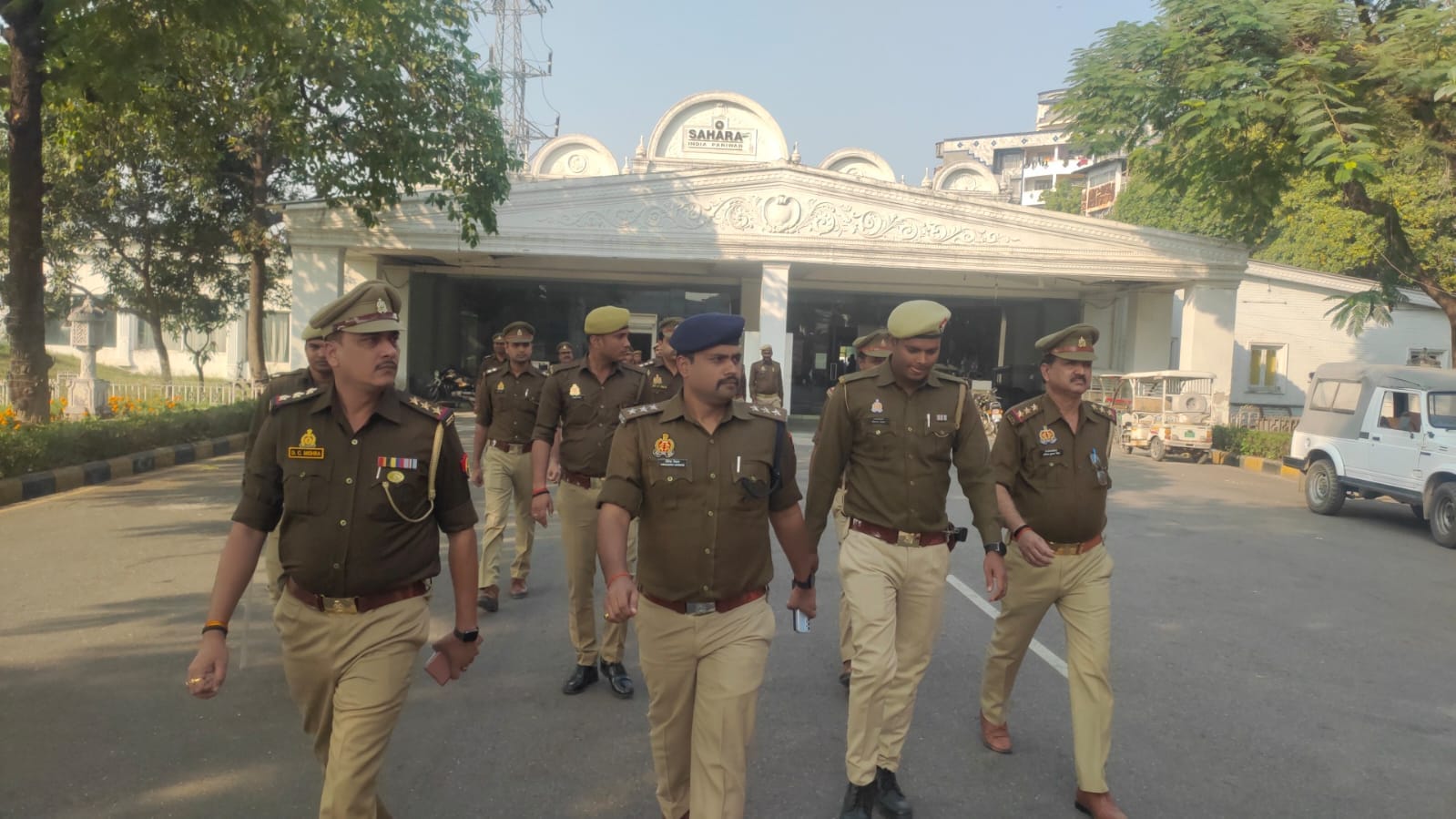 Lucknow :सुब्रत रॉय की तलाश में सहारा सिटी में पुलिस की दबिश, तीन लाख ...