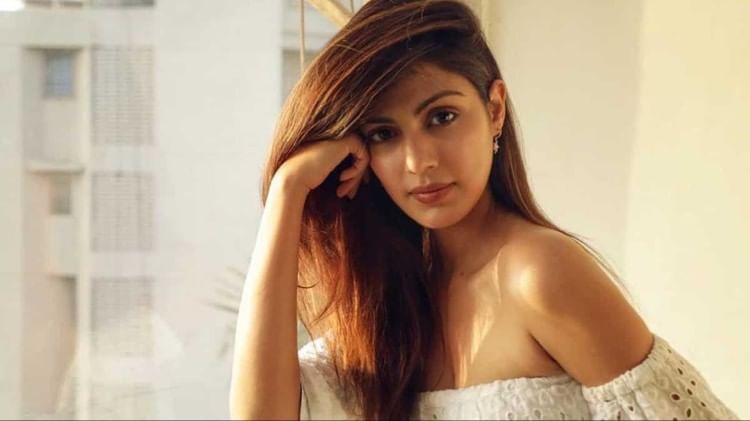 Rhea Chakraborty Lost Her Balance Video Went Viral On Social Media - Amar Ujala Hindi News Live ...