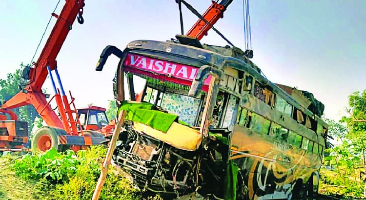 Gonda News: Double Decker Bus Overturned After Colliding With A Parked Trolley On Gonda-lucknow ...