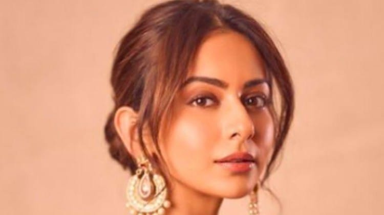 बड़े झुमके पहन कयामत ढाती हैं रकुल प्रीत सिंह