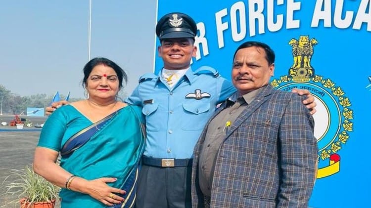 Agra Akhand Pratap Singh Becomes Flying Officer In Indian Air Force ...
