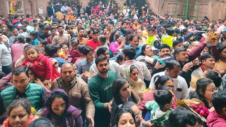 Six Devotees Fainted Dur To Huge Crowd In Bankebihari Temple Vrindavan