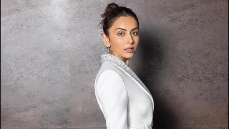 क्लासी लुक में रकुल प्रीत सिंह से बिखेरा जलवा