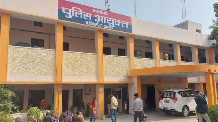 Female Incharge Is Not Posted In Any Police Station Of Agra Zone - Amar ...