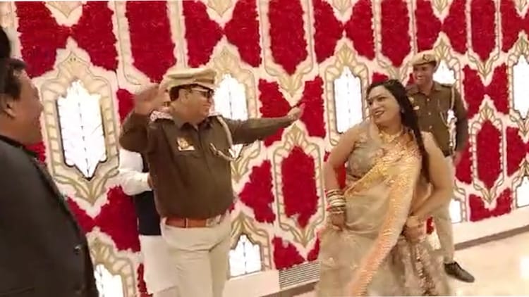 Delhi Sho Dance:'मेरे बालम थानेदार' गाने पर दिल्ली के थानेदार ने लगाए ...