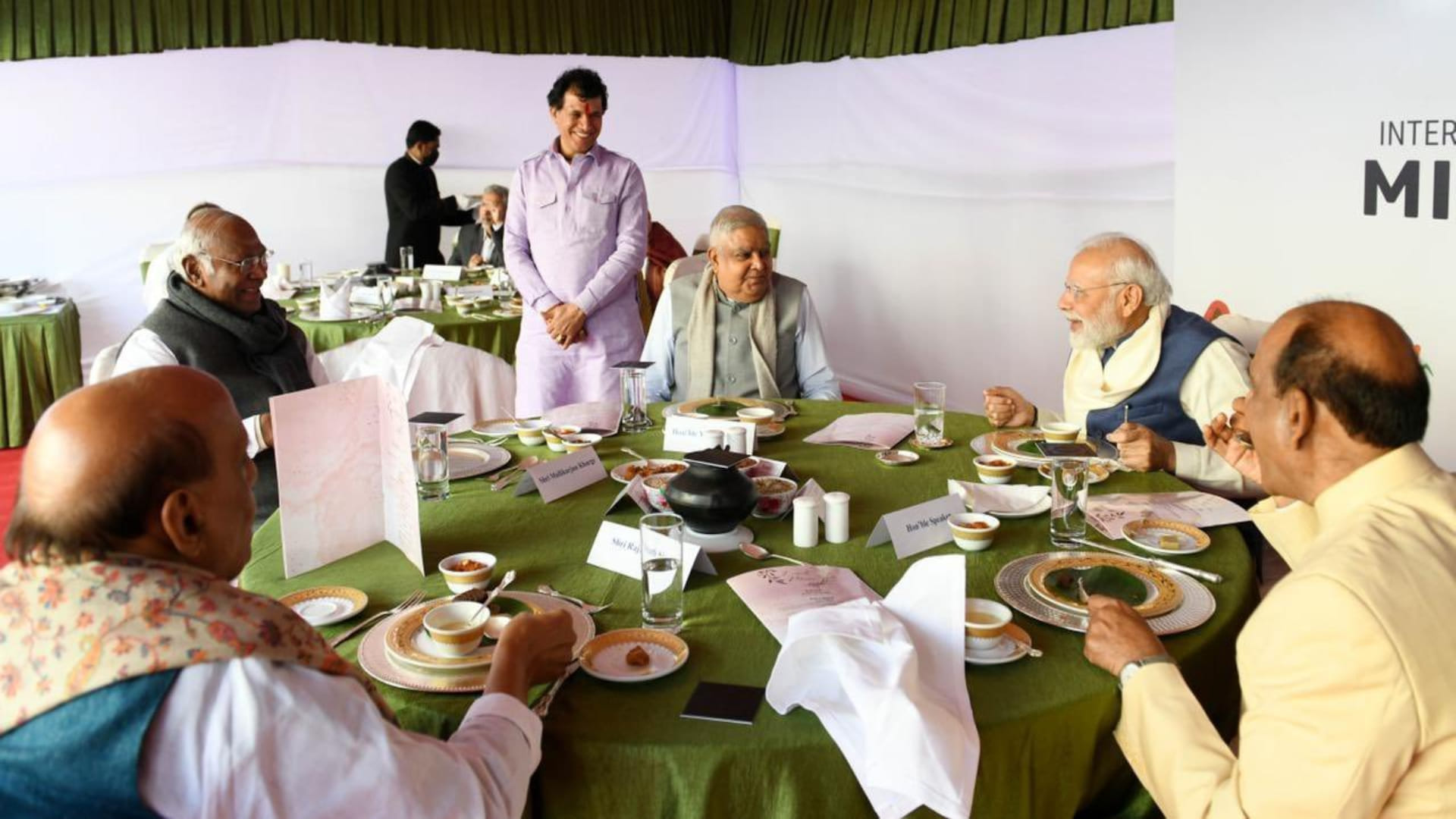 Pm Modi Lunch:संसद में पीएम मोदी ने किया दोपहर का भोजन, धनखड़-खरगे के ...
