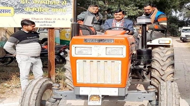 When Dm Aligarh Drive A Tractor - Amar Ujala Hindi News Live - Aligarh News:जब अलीगढ़ के डीएम ने ...