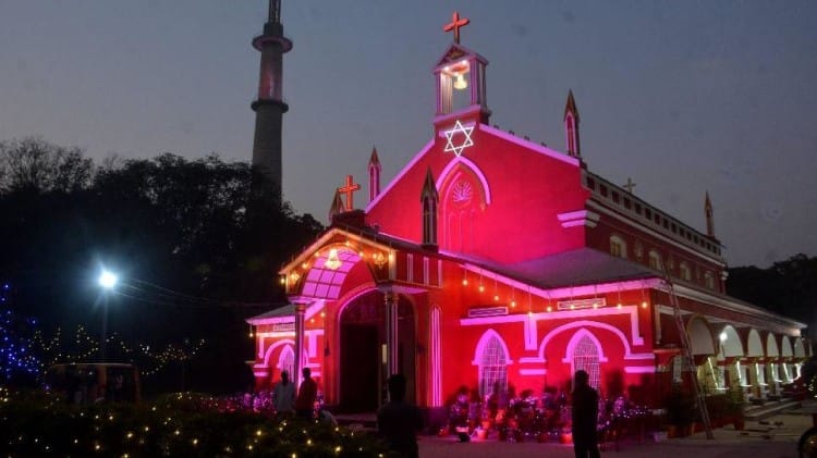 Christmas 2022:रंग-बिरंगी रोशनी से जगमगाए बनारस के चर्च, मसीहा के आगमन ...