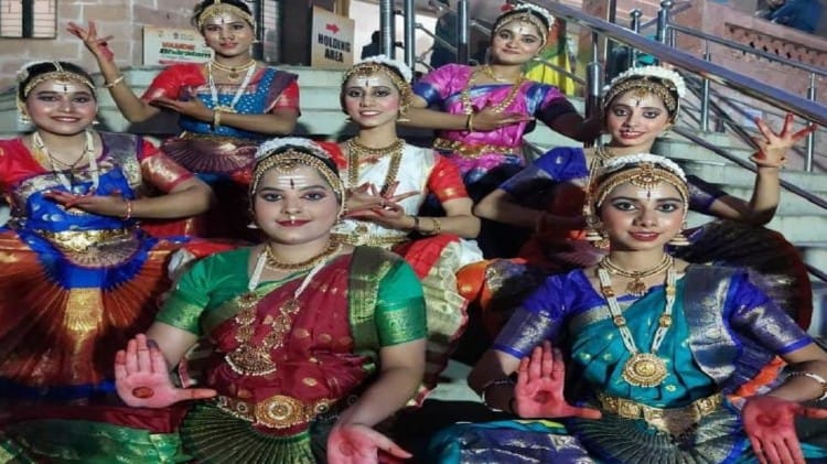 Varanasi:26 जनवरी को राजपथ पर नृत्यों की झलक पेश करेंगी Bhu की छात्राएं ...