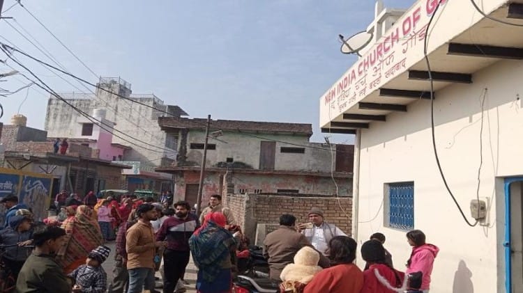 Hathras News:सादाबाद में धर्मांतरण की सूचना पर दौड़ी पुलिस, पर नहीं ...