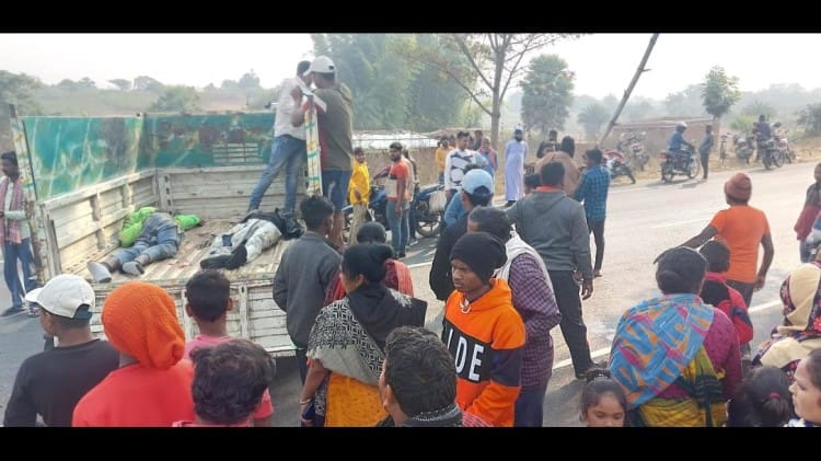 चकाई-जमुई मुख्य मार्ग का जाम खुला:स्कूली बच्चों से भरी बस दो बाइक सवार ...