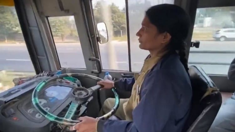 Priyanka Sharma Became First Woman Bus Driver Of Up Roadways - Amar ...