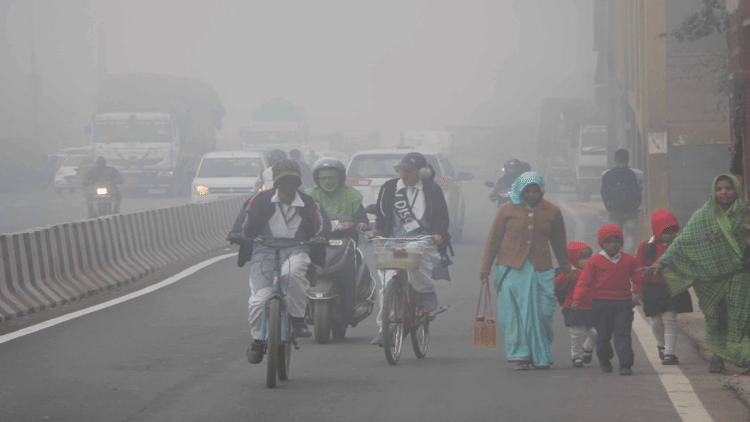 Weather News:शीतलहर से कांपे लोग, आगरा और फिरोजाबाद में कक्षा आठ तक के ...