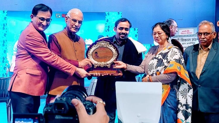 Famous Hasya Poet Pankaj Prasun Got First Raju Shrivastava Award 2022 ...