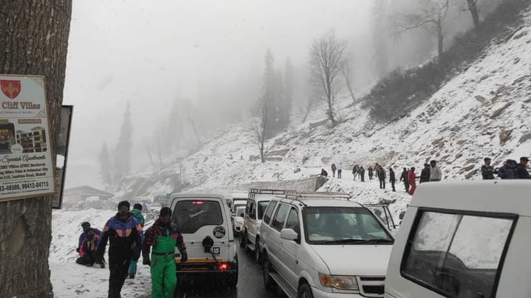 400 Tourist Vehicle Stuck In Snowfall Rescue In Lahaul Spiti Himachal Pradesh - Amar Ujala Hindi ...
