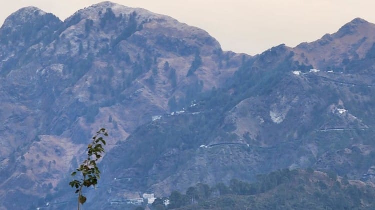 कटड़ा:ऊपरी चोटियों पर हल्की बर्फबारी, मां वैष्णो देवी के श्रद्धालुओं ...