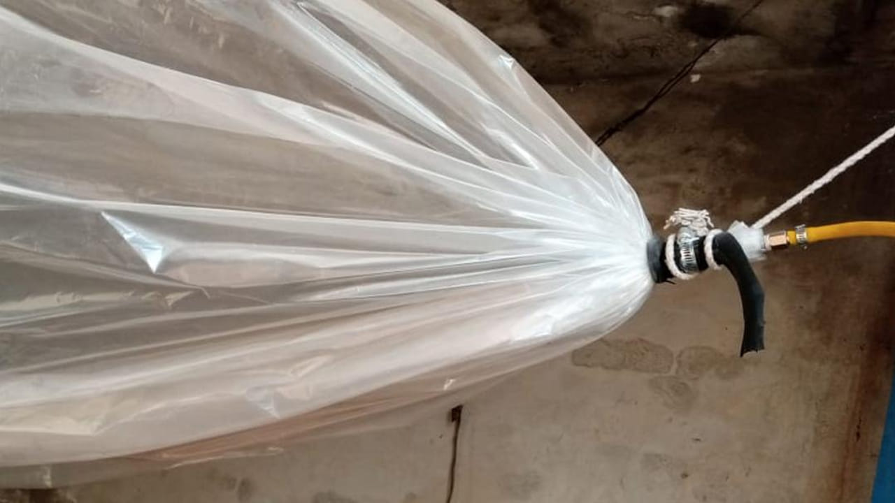 Lpg In Plastic Bag:कंगाल पाक में महंगाई से हाल बुरा, प्लास्टिक थैलियों ...