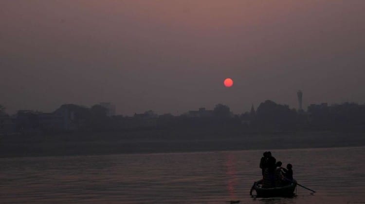 Varanasi Weather Darkness In Varanasi No Visibility Due To Fog Vehicles ...