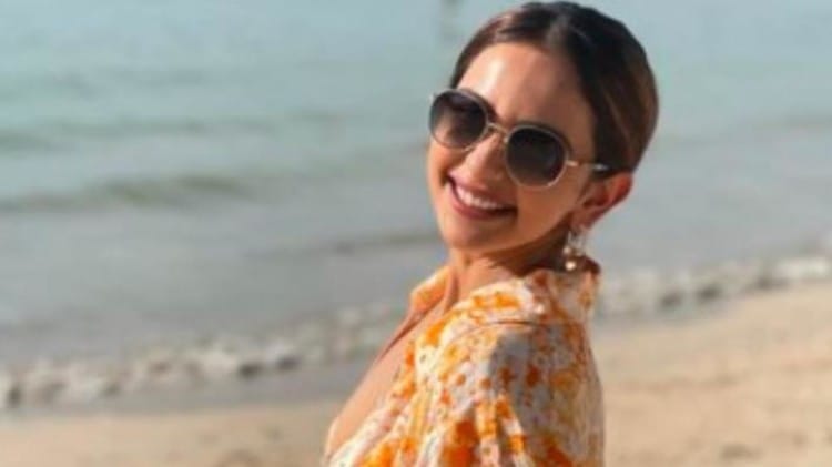 ऑरेंज फ्लोरल ड्रेस में रकुल प्रीत का कूल अंदाज