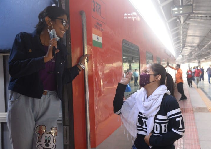 Pratapgarh News:जनता, काशीविश्वनाथ समेत तीन ट्रेन निरस्त, दस घंटे विलंब से चल रही अर्चना - Three ...