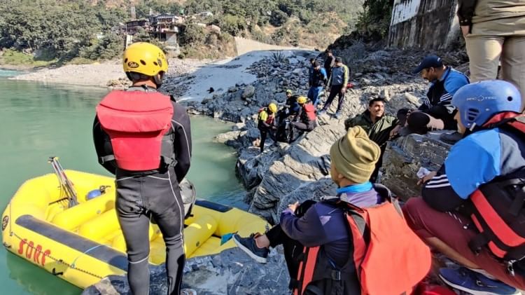 Military Personnel Jumped Into Ganges Sdrf Engaged In Investigation ...