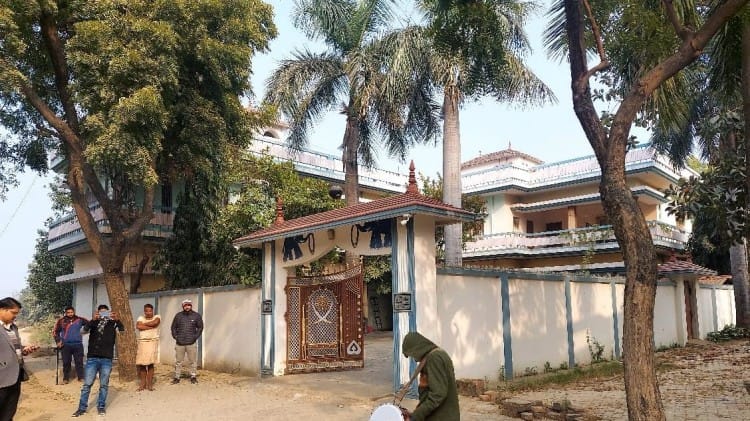 Azamgarh:पूर्व मंत्री अंगद यादव का आलीशान मकान कुर्क, Dm ने जारी किया ...