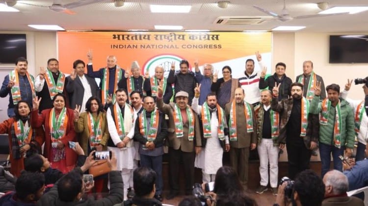 Former Deputy Chief Minister Tara Chand Including 17 Leaders Rejoin ...