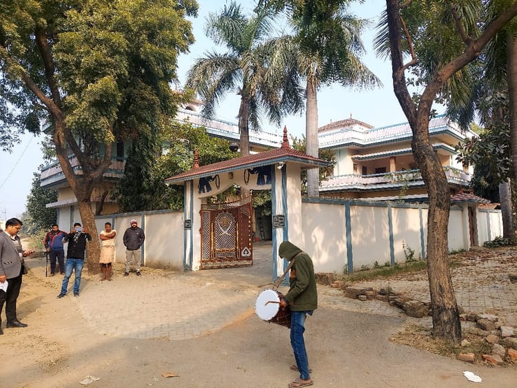 Azamgarh:पूर्व मंत्री अंगद यादव का आलीशान मकान कुर्क, Dm ने जारी किया ...