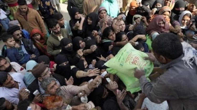 पाकिस्तान में भुखमरी:रोटी को मोहताज हुए पाकिस्तानी, आटे के चक्कर में ...