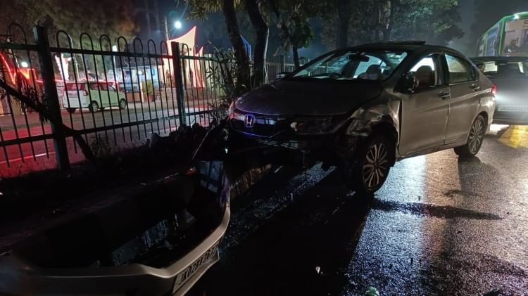 जम्मू:गांधीनगर में सिटी हांडा कार वाहन से टकराकर डिवाइडर पर चढ़ी, बाल ...