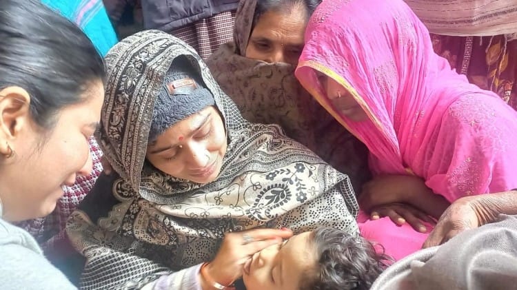 हंस दे एक बार बेटा.. बाद में सो जाना:हर्षित के शव को सीने से लगाकर बैठी ...