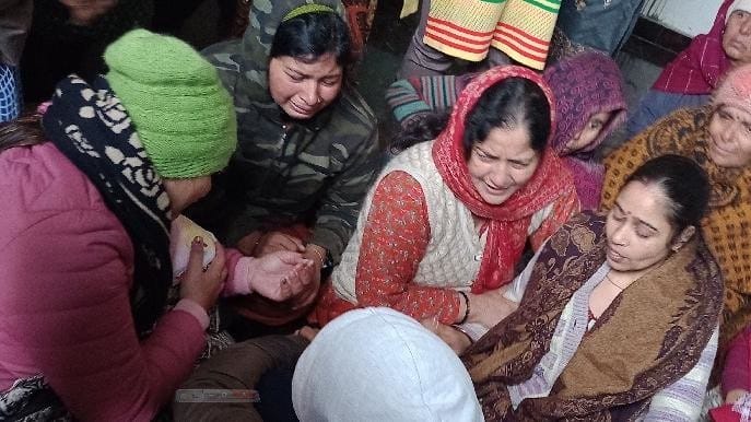 हंस दे एक बार बेटा.. बाद में सो जाना:हर्षित के शव को सीने से लगाकर बैठी ...