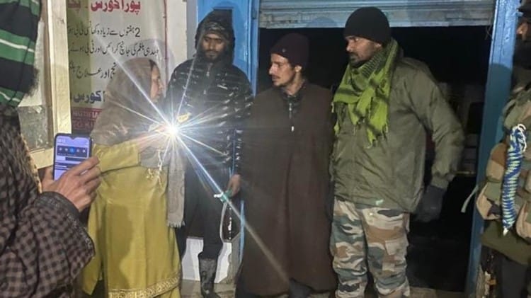 Kupwara:भारी बर्फबारी के बीच कलारूस में सेना ने गर्भवती महिला को बचाया ...