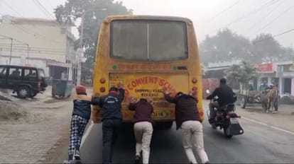 बुलंदशहर:कड़कड़ाती ठंड में स्कूल बस में लगवाया बच्चों से धक्का, वीडियो ...