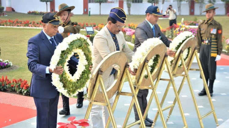 Veterans Day:पूर्वी कमान ने विजय स्मारक पर वीर योद्धाओं को दी ...