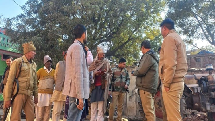 Shamli:देवस्थल खंडित कर रखी आंबेडकर की प्रतिमा, गांव में तनाव, मौके पर ...