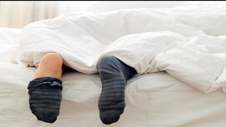 Winter Tips Side Effects Of Wearing Socks While Sleeping Moje Pehan Kar Sone Ke Nuksan In Hindi 