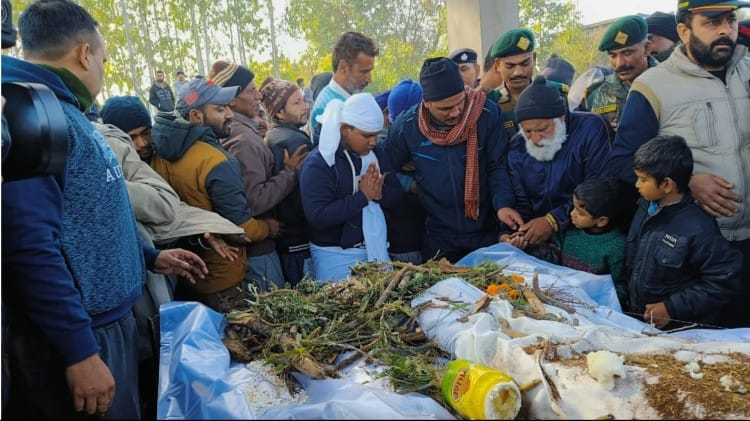 Himachal News:शहीद हवलदार अमरीक सिंह पंचतत्व में विलीन, बेटे अभिनव ने ...