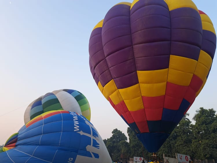 Enjoy Parasailing Hot Air Balloon In Magh Mela Prayagraj News - Amar ...
