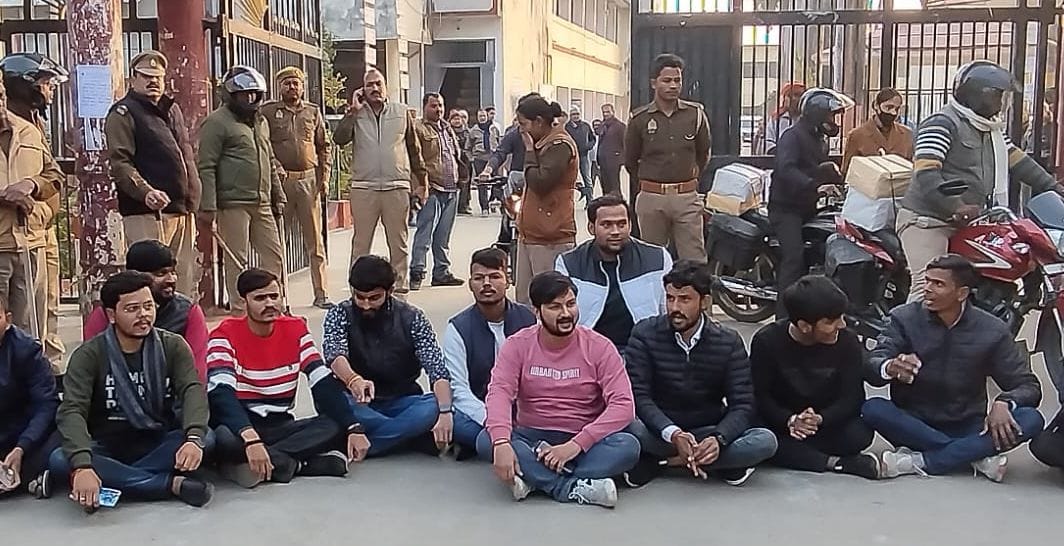 Student's Hungama Of Hrpg Collage Gate - Sant Kabir Nagar News - Sant ...