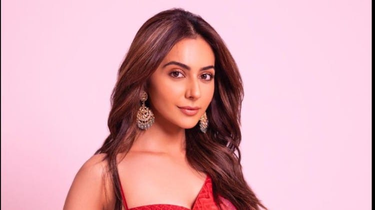 रेड साड़ी में रकुल की सादगी ने लूटा फैंस का दिल