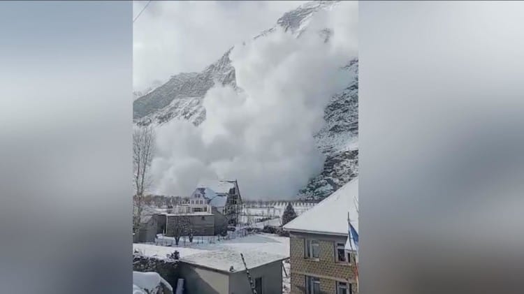 Avalanche In Lahaul:पहाड़ी से हुए दो हिमस्खलन, 15 मिनट तक हवा में उठता रहा बर्फ का बवंडर ...