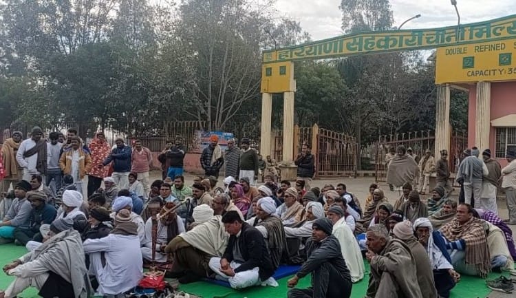 Rohtak News:किसानों ने शुगर मिल भाली आनंदपुर पर जड़ा ताला - Farmers ...