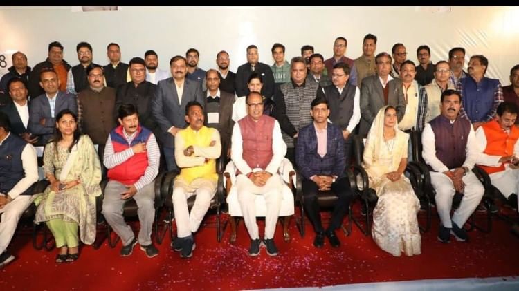 Indore News मुख्यमंत्री ने इंदौरवासियों पर बरसाए फूल बोले आपकी मेहनत