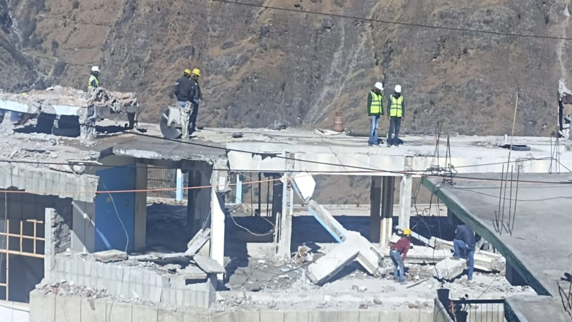 Joshimath:होटलों को ढहाने की कार्रवाई जारी, असुरक्षित भवनों के ...